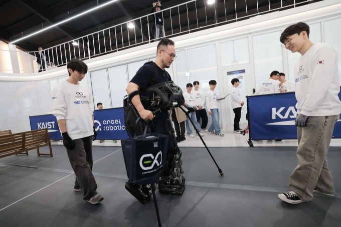 Self-Donning Wearable Robot for Paraplegics: "Like Feeling the Ground ...