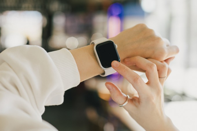 Smartwatches Detect Viral Infections Within 12 Hours, Could Halve ...
