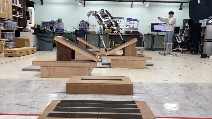 Walls and Gaps No Problem: KAIST's Robot 'Raibo' Dashes Through Rough ...