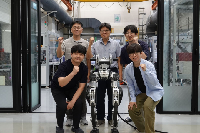 Humanoid Robot Masters the 'Moonwalk,' a Feat Even for Humans - DongA ...